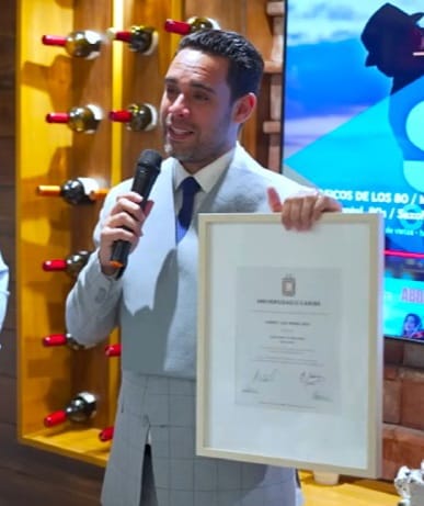 Albert Mena se gradúa de la universidad tras 18 años - CódigoTV