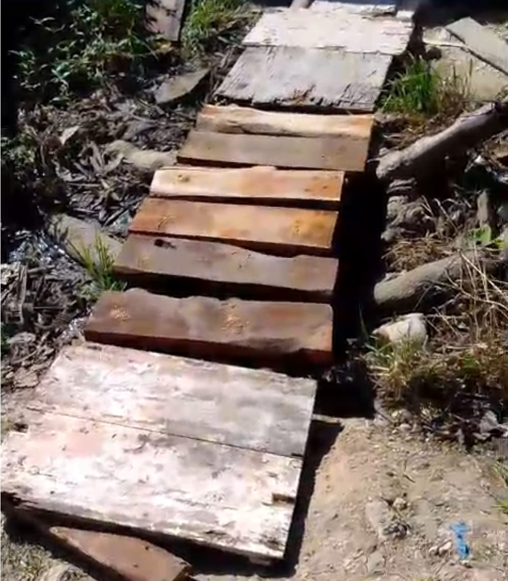 Padre crea puente improvisado para que su hija llegue a escuela en SDO ...
